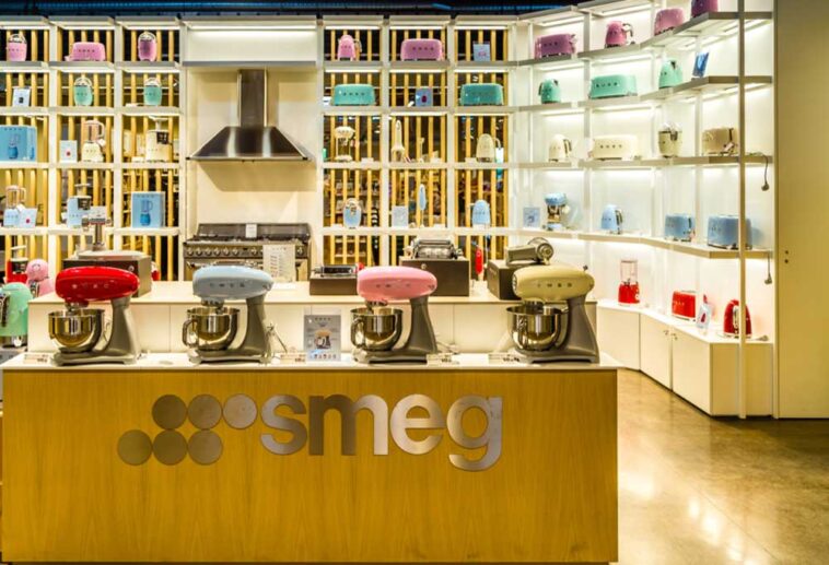 KitchenAid Mixer vs SMEG - Shiny Modern